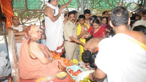 Thousands receive blessings of Sringeri Mutt Seers at Shankar Mutt ...
