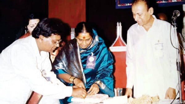 Parvathamma Rajkumar releasing the souvenir of Kuvempu Memorial Theatre ...