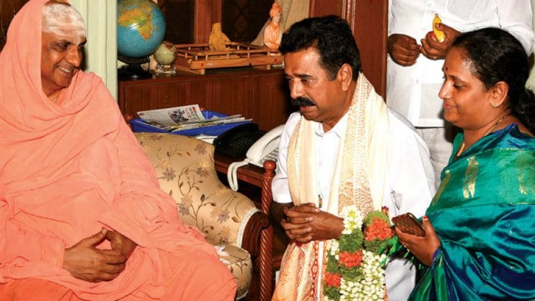 Former Minister Haratalu Halappa seeks Suttur Seer’s blessings - Star ...