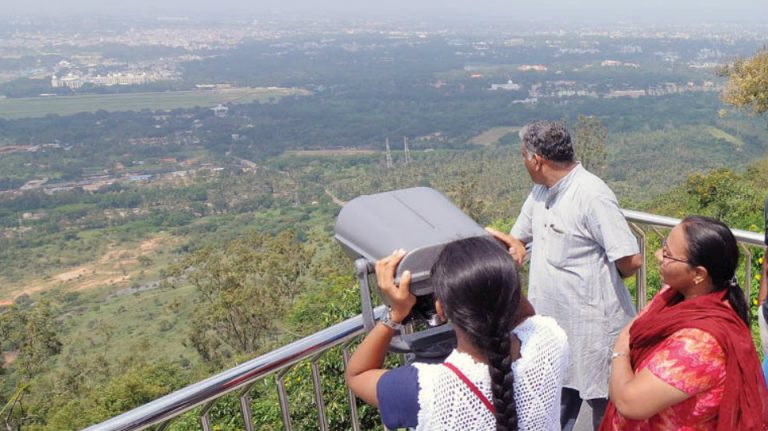 Heavy tourist rush for night binocular viewing at Chamundi Hill View ...