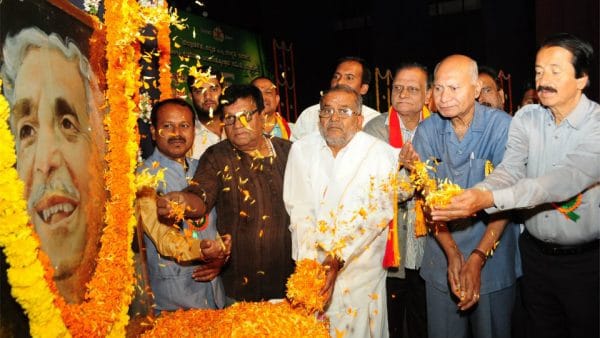 Floral tributes to Kuvempu on his birth anniversary - Star of Mysore