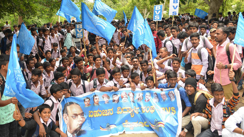 Students Demand Free Bus Pass To All Communities Star Of Mysore