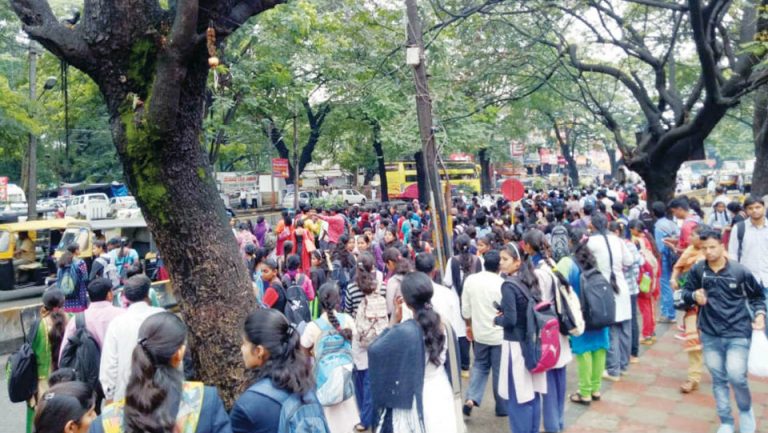 Utter chaos near sub-urban bus stand - Star of Mysore