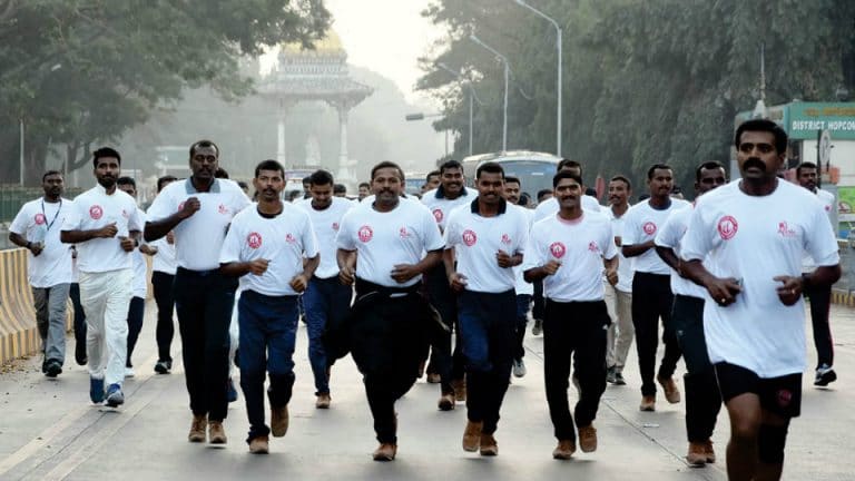 Over 300 Police, public run in Open Marathon - Star of Mysore
