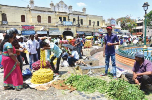 Heavy festival rush at Devaraja Market - Star of Mysore