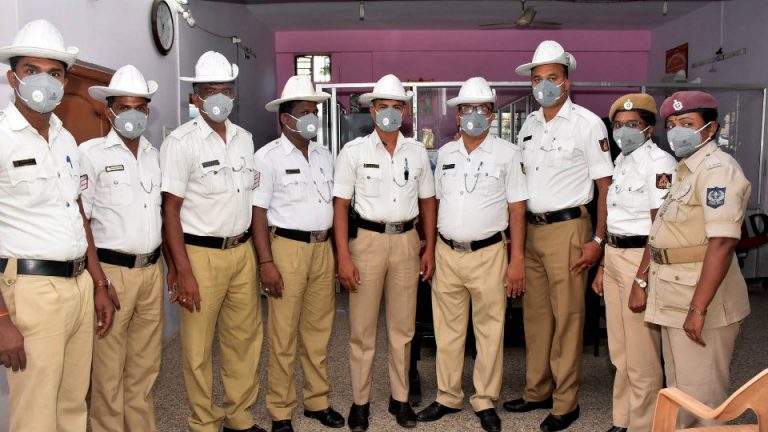Respiratory masks distributed to City Traffic Police - Star of Mysore