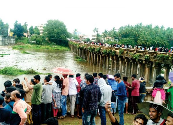 Wellesley Bridge retaining wall collapses - Star of Mysore