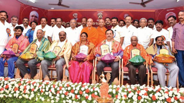 Vokkaligas must have a strong voice: Seer - Star of Mysore