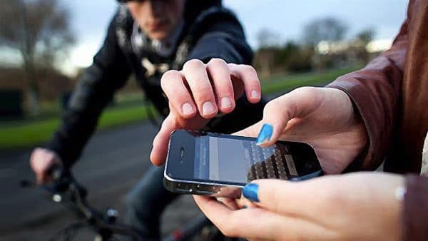 Walkers, beware of mobile phone snatchers - Star of Mysore
