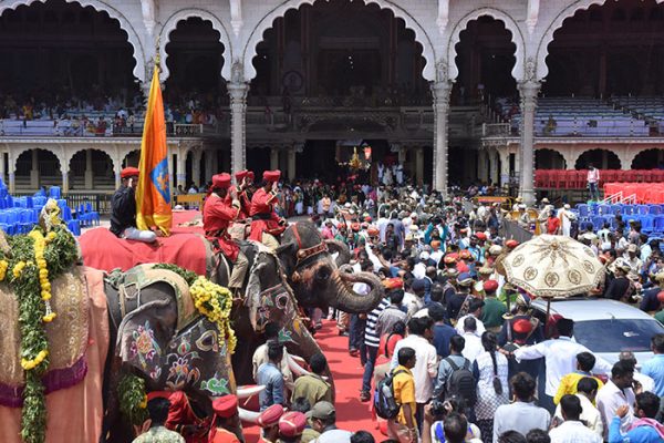 Yaduveer performs Vijaya Yatre and Shami puja - Star of Mysore