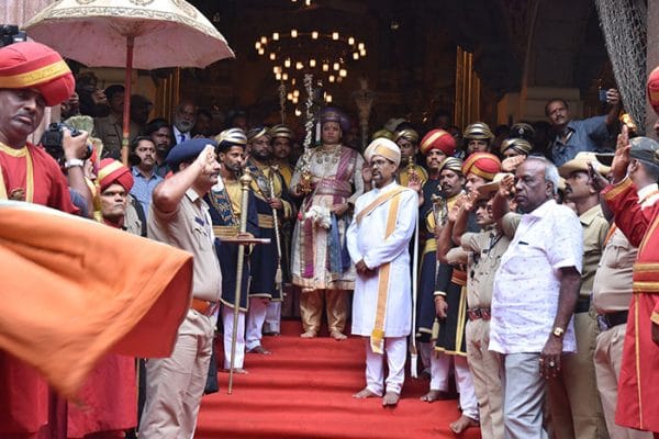 Yaduveer performs Vijaya Yatre and Shami puja - Star of Mysore