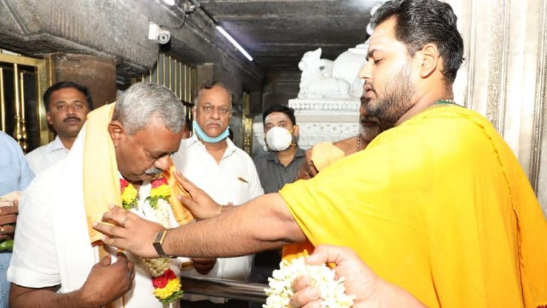 Somashekar seeks Nanjundeshwara’s blessings - Star of Mysore