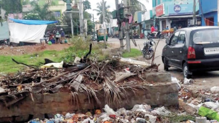 Foul smell emanating from garbage dump at Azeez Sait Nagar - Star of Mysore