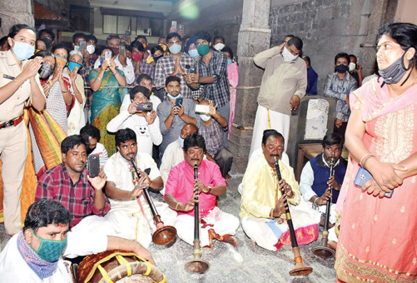 Pramoda Devi prays for people's welfare on Chamundeshwari Vardhanti ...