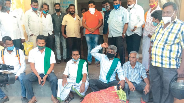 Farmers stage protest against RTO officials - Star of Mysore