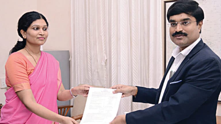 S. Aswathi takes charge as Mandya Deputy Commissioner - Star of Mysore