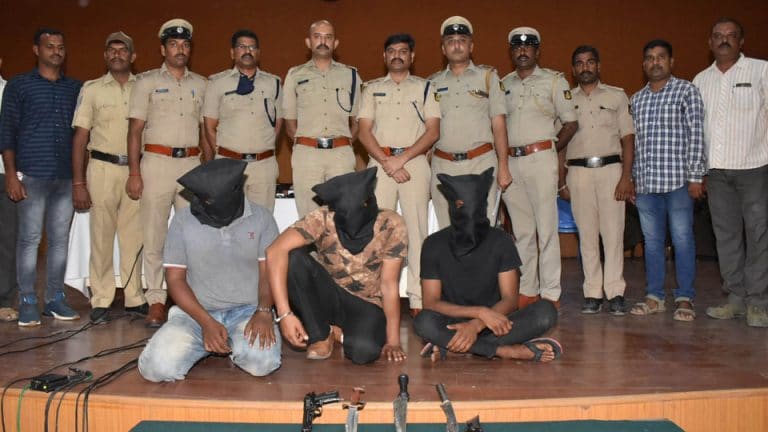 Kidnapping and extorting money from commission agent - Star of Mysore