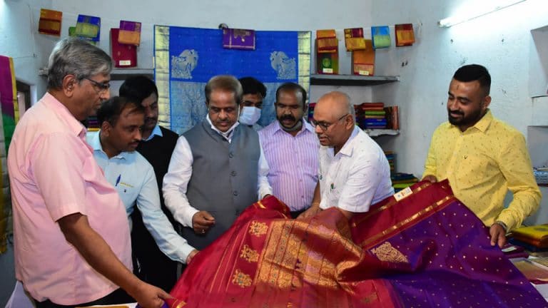 Handloom & Handicrafts expo begins at JSS Urban Haat - Star of Mysore