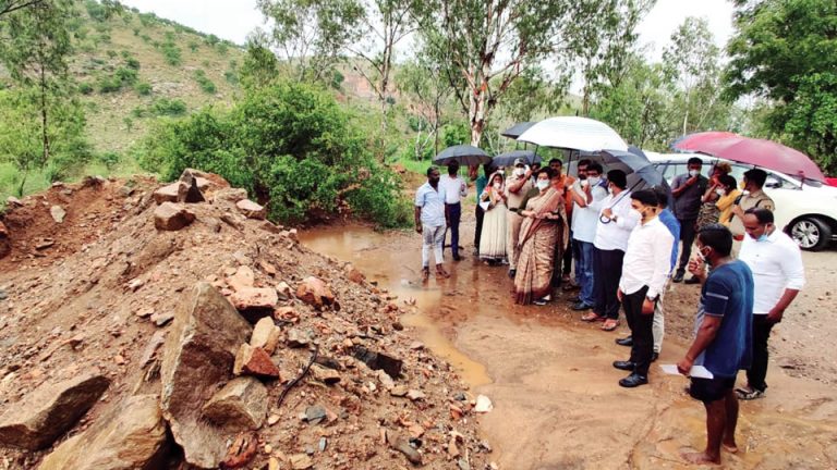 Roadblocks greet MP Sumalatha at quarries - Star of Mysore