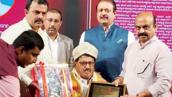 City sculptor Yogiraj conferred ‘Jakanachari Award’ - Star of Mysore