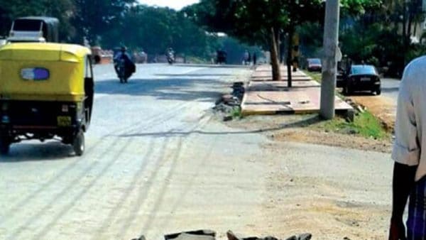 Nelson Mandela Road needs concrete medians - Star of Mysore
