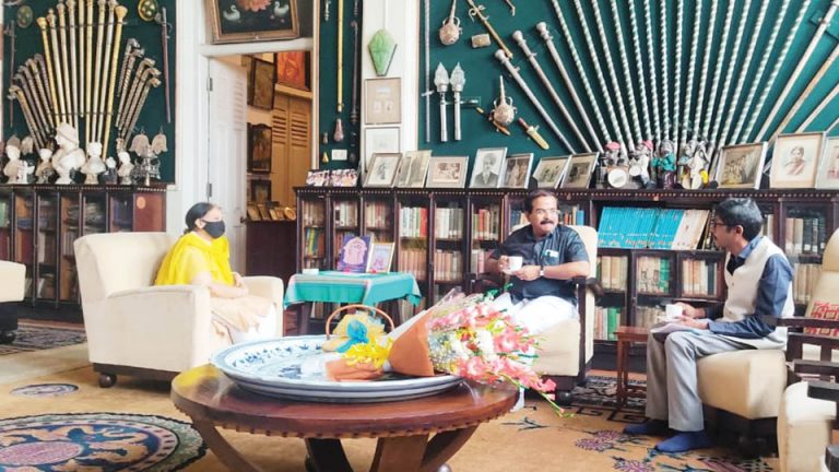 MPVL Chairman calls on Pramoda Devi - Star of Mysore