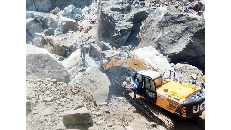 Stone quarry crash in Gundlupet: Rescuers blast rocks to retrieve ...