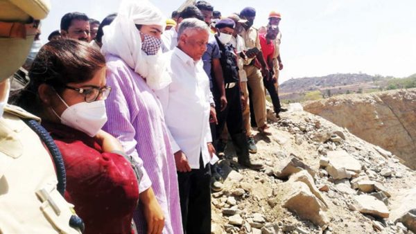 Stone quarry crash in Gundlupet: Search on for workers buried under ...