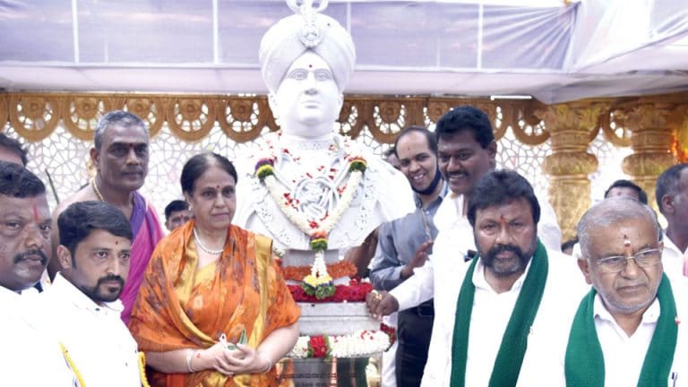 Jayachamaraja Wadiyar's bust unveiled atop Chamundi Hill - Star of Mysore