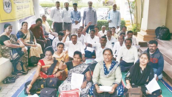 LIC Agents launch stir seeking fulfillment of demands - Star of Mysore