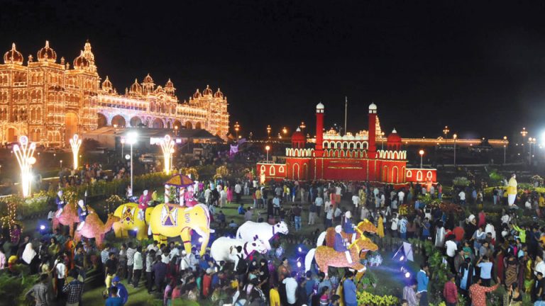 Flower shows beckon people - Star of Mysore