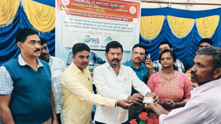 MLA distributes free bus passes to construction workers - Star of Mysore