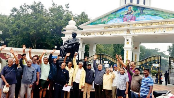 Walkers protest ban on entry to Manasagangothri Campus - Star of Mysore