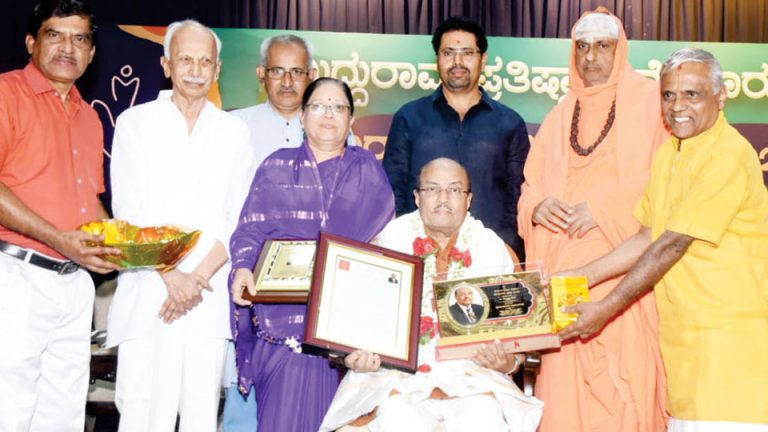 Muddurama Award conferred on Dr. Gururaj Karajagi - Star of Mysore
