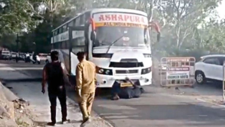 Alert tourist bus driver averts mishap at Chamundi Hill - Star of Mysore