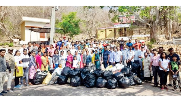Cleanliness drive held atop Chamundi Hill - Star of Mysore