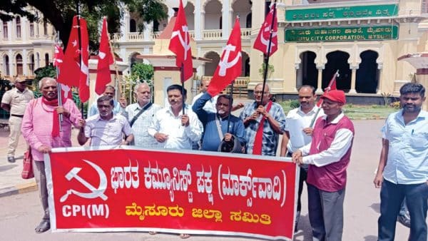 CPI(M) stages protest against Pay and Park - Star of Mysore