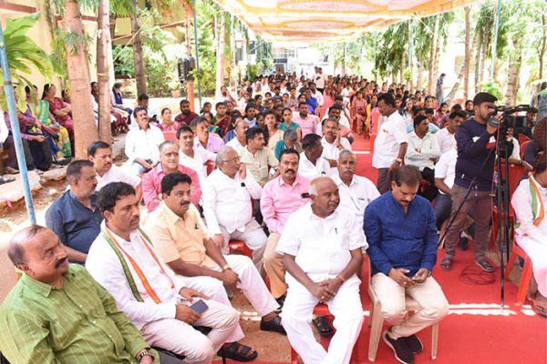 Beneficiaries remember Devaraj Urs with gratitude on his 41st death ...