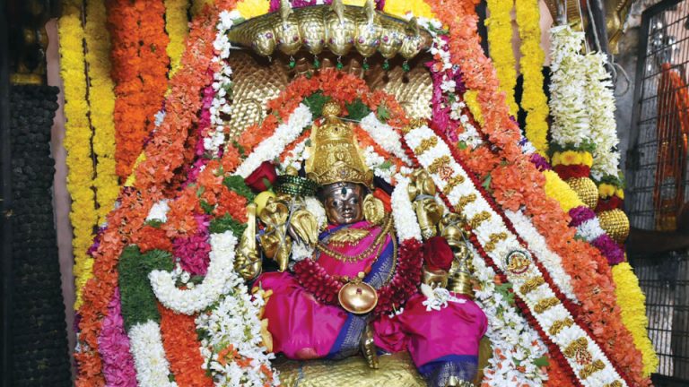 Heavy rush on last Ashada Friday - Star of Mysore