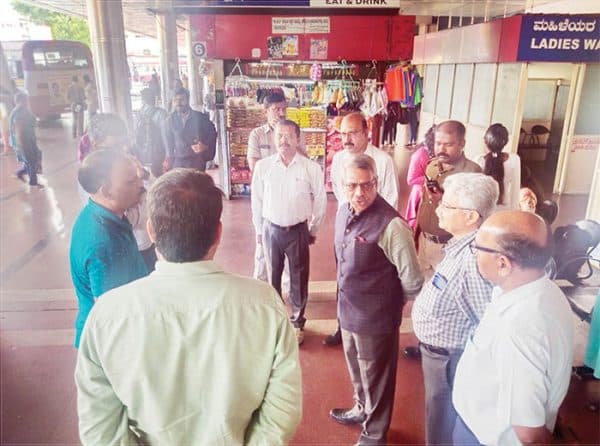 Justice Adi cracks whip on vendors selling banned plastic - Star of Mysore