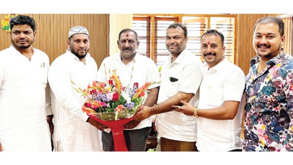 Chamaraja MLA greeted - Star of Mysore