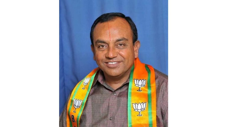 MLA receives petitions from citizens - Star of Mysore