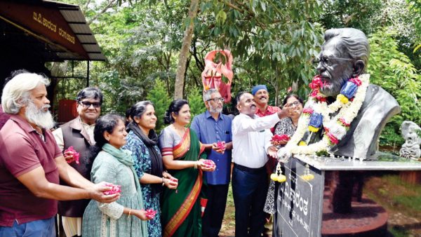 Floral tributes offered to B.V. Karanth - Star of Mysore