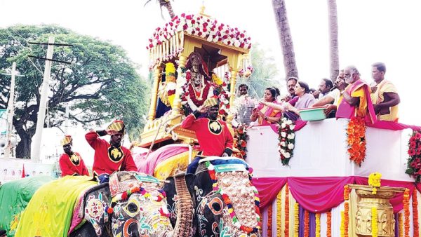 Pramoda Devi flags off Srirangapatna Dasara - Star of Mysore