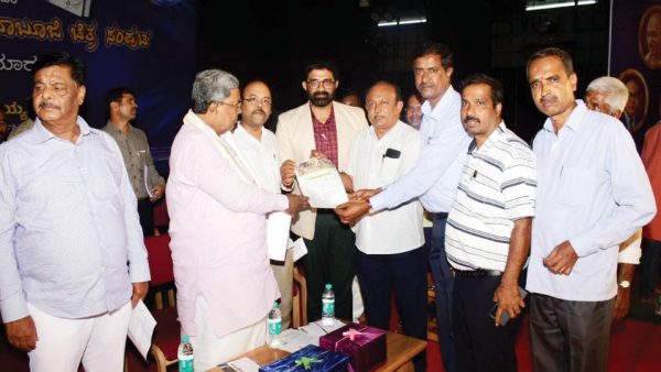 CM Siddharamaiah hands over CA site allotment letter to MDJA - Star of ...