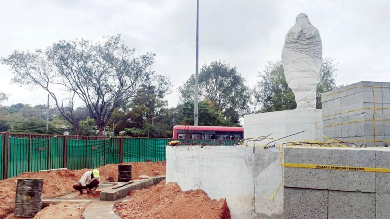 Statue of Dr. Sri Shivarathri Rajendra Swamiji at Gun House Circle ...