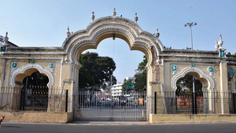 Heritage Government Guest House Arch remains neglected - Star of Mysore