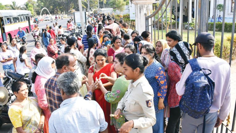 Heavy rush for KSIC discount sale - Star of Mysore