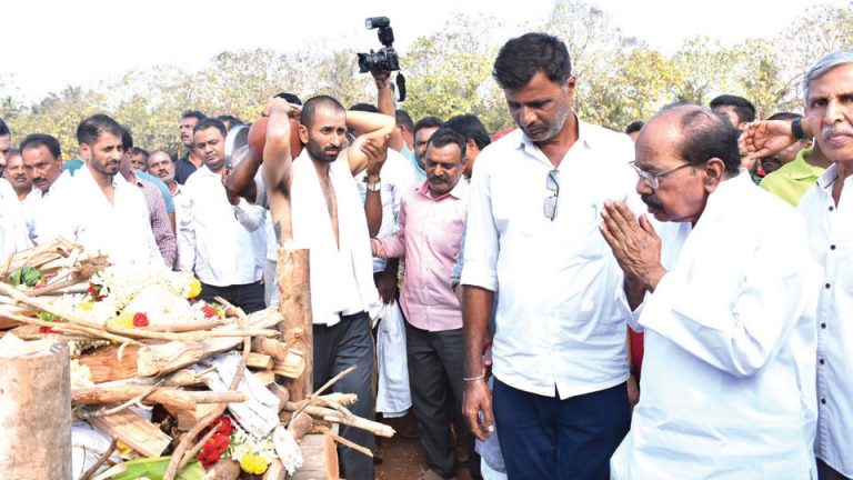 Vasu’s last rites performed as per Vokkaliga customs - Star of Mysore