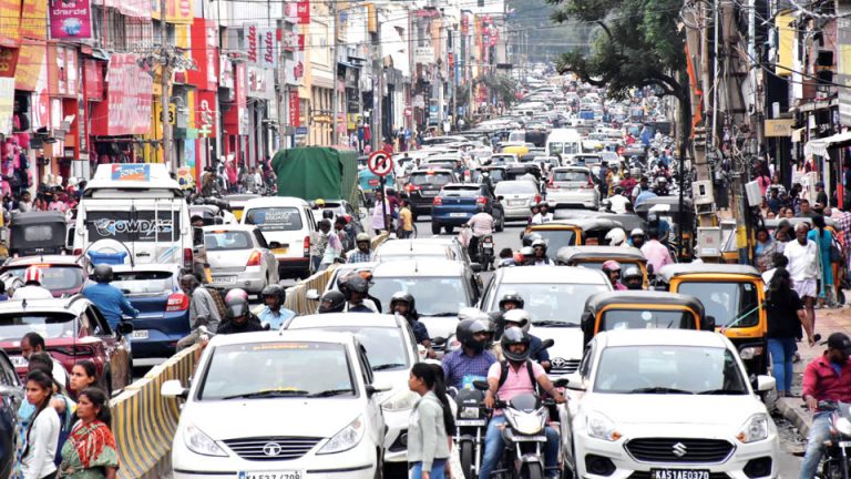 Heavy traffic gridlocks hit roads as tourists flock city - Star of Mysore